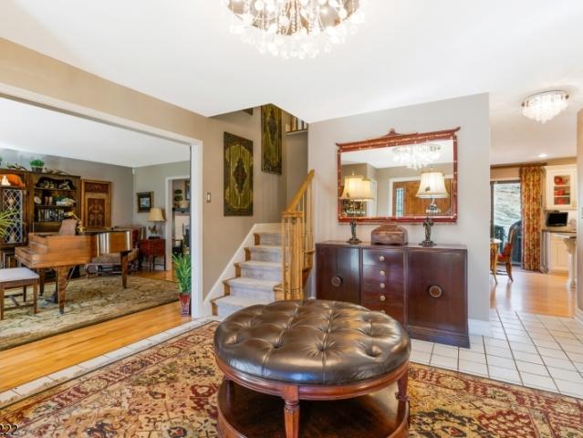 102 Hoffman Ln