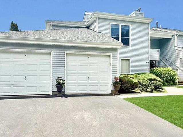 102 Hampton Vista Dr, Manorville, NY 11949