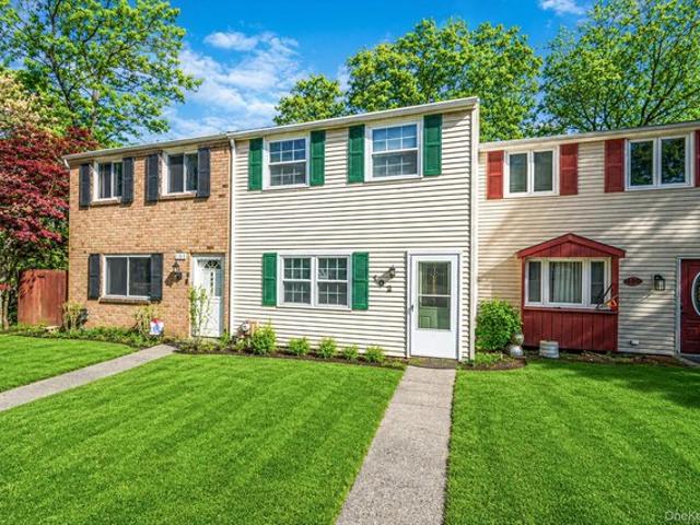 102 Hill Spur, Calverton, NY 11933