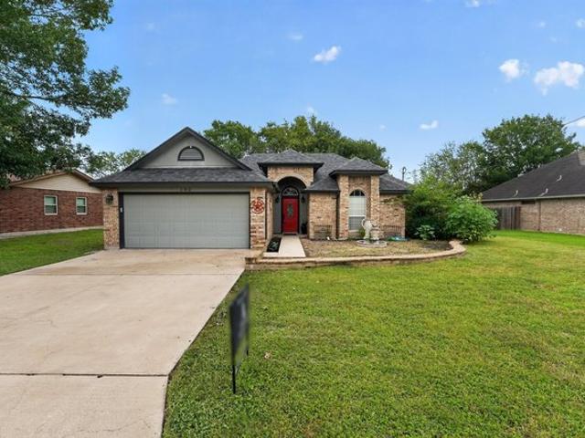 102 Hummingbird Ln, Lockhart, TX 78644