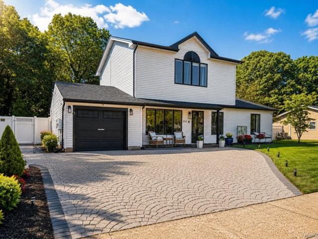 102 Inverness Rd, Holbrook, NY 11741