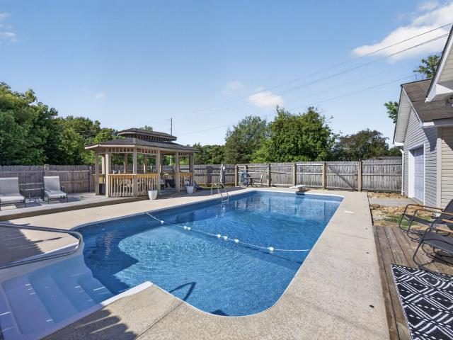 102 Oak Springs Ln
