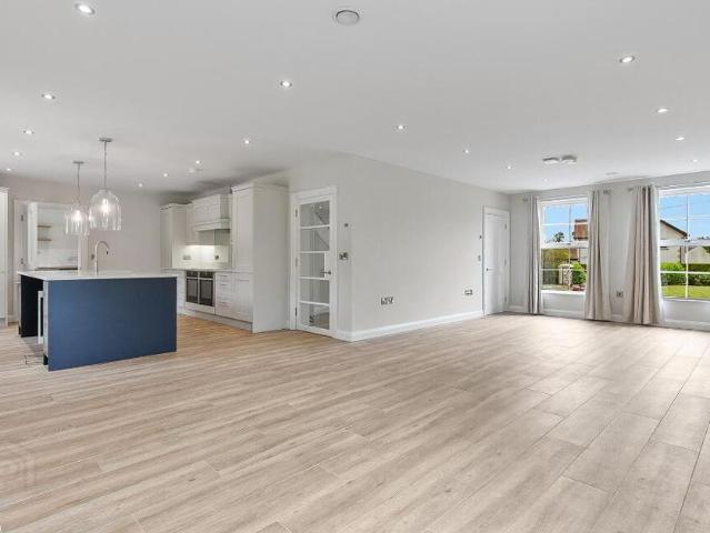 102 Lough Road, Lisburn, BT27 6TT