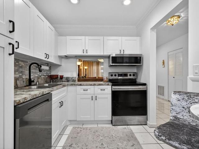 102 Lake Anne Dr, West Palm Beach, FL 33411