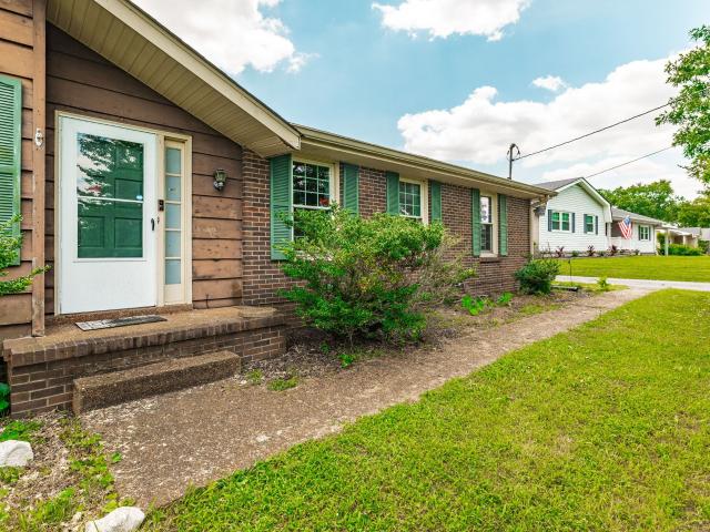 102 Lake Point Dr