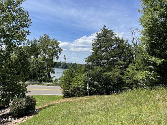 102 Lakeshore Way