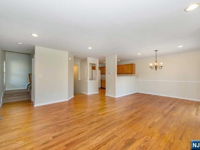 102 Lakeview Court
