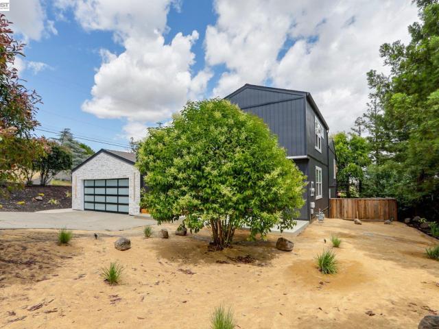 102 Lena Ct