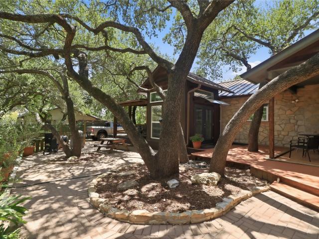 102 N Lake Hills Dr