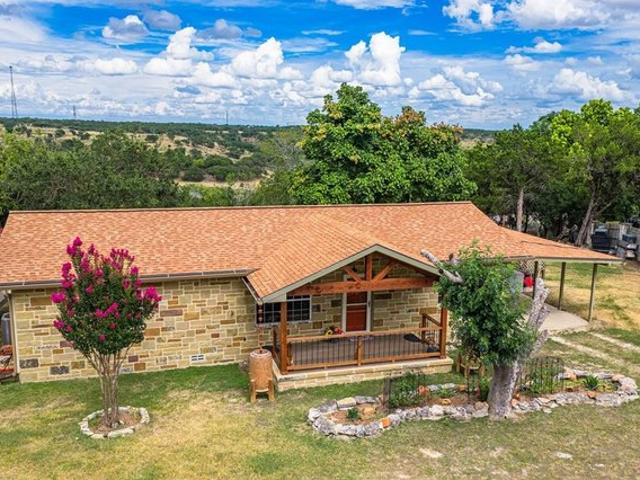102 N Ranger Trl, Kerrville, TX 78028