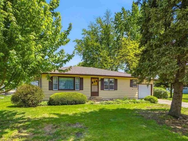 102 S Farmer St, Brighton, IA 52540