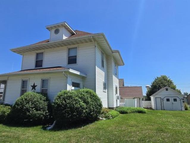 102 S Locust Ave, New Hampton, IA 50659