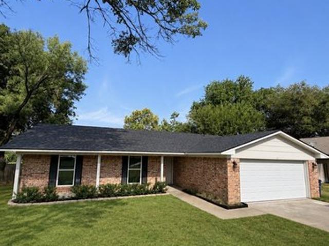 102 S Sendero Dr, Decatur, TX 76234