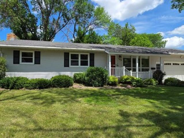 102 Southview Dr, Marshall, MN 56258