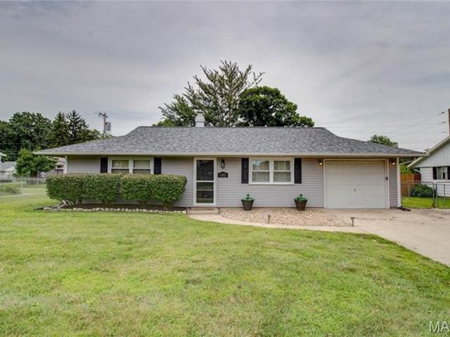 102 Saint Joseph Dr, Godfrey, IL 62035