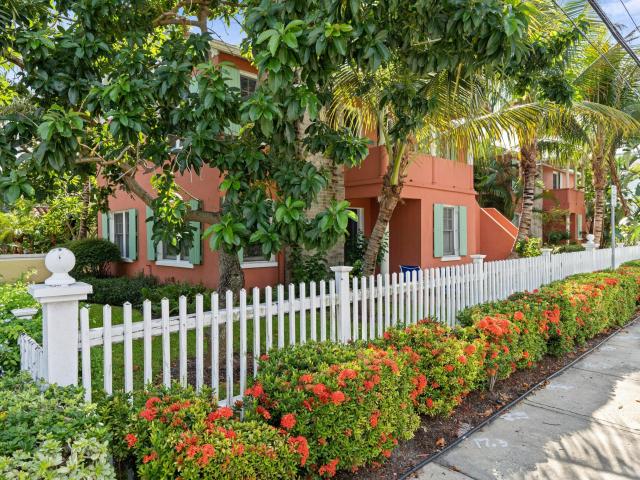 102 SE 7th Ave, Unit VILLA 4, Delray Beach, FL 33483 | MLS #R11116 | Compass