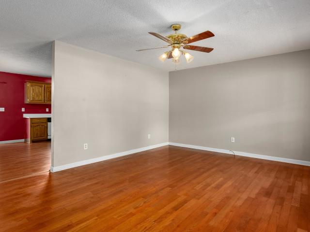 102 Shoals Paradise Dr