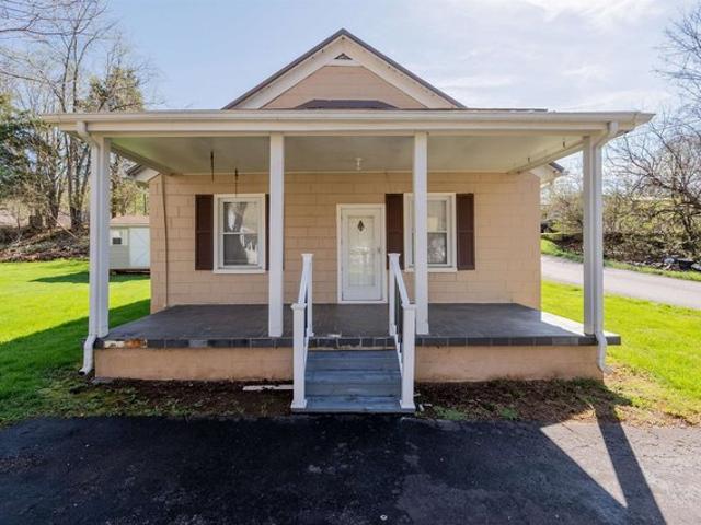102 Peck St, Pembroke, VA 24136