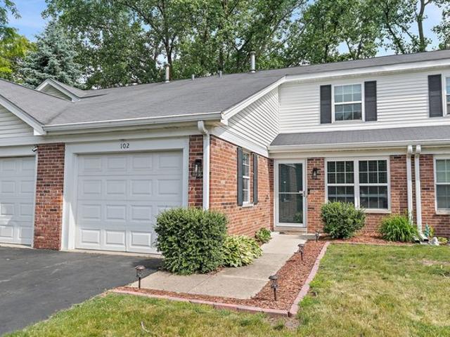 102 Pine Cir, Cary, IL 60013