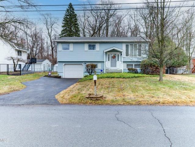 102 Rapple Dr, Colonie, NY 12205