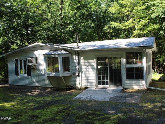 102 Redstart Ct, Hawley, PA 18428