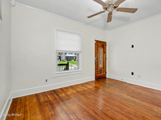 102 W Collins Ct