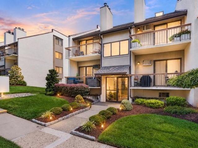 102 W Ridge Mews, Wood Ridge, NJ 07075