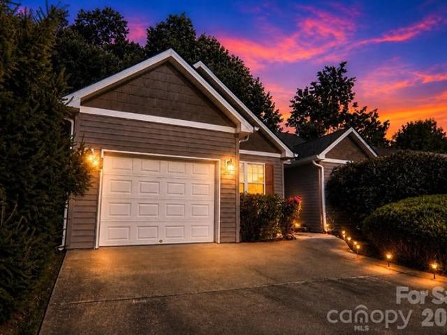 102 Woodcreek Cir, Swannanoa, NC 28778