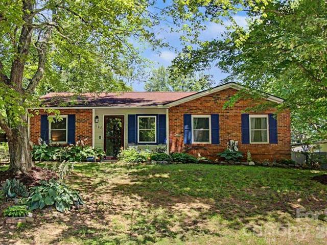 102 Wicklow Dr, Asheville, NC 28806