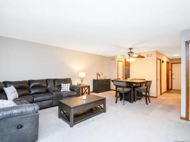 102 Wynwood Dr #102, Enfield, CT 06082
