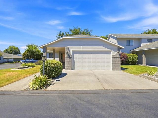 102 Tamarron Ln, Pasco, WA 99301