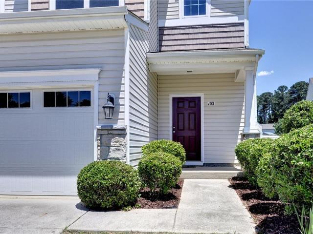 102 Tetbury LN