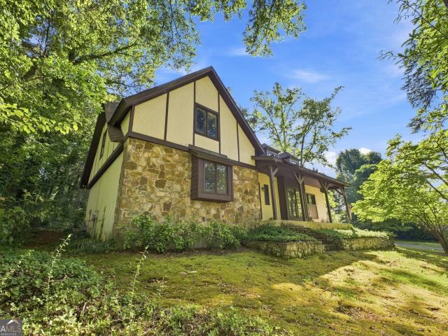 102 Valley Brook Drive SE