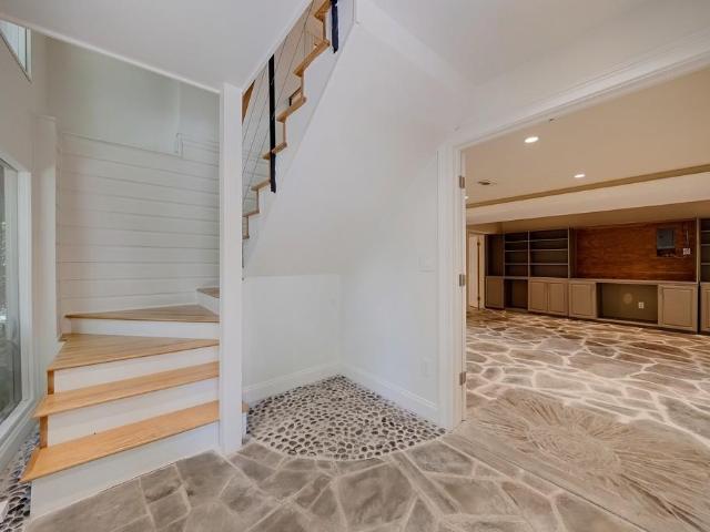 102 Vanessa Drive SE