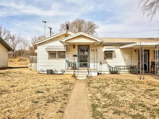 102 Village Dr, Watonga, OK 73772