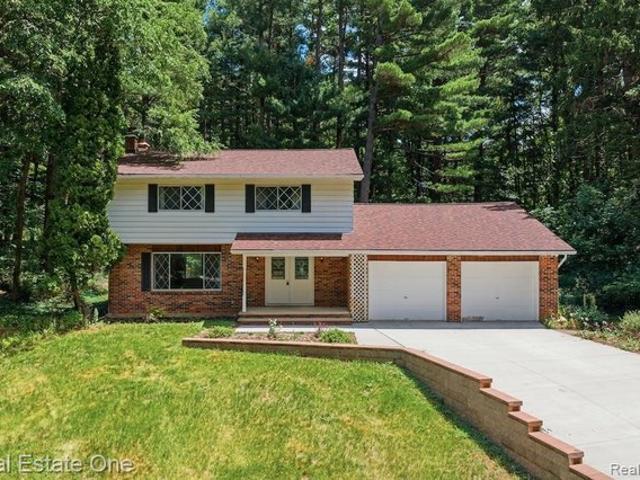 10353 McGregor Rd, Hamburg Township, MI 48169