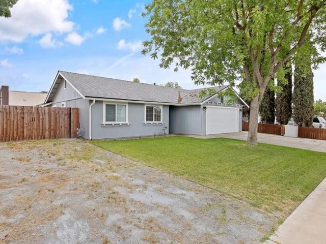 1035 Michelle Ct, Hanford, CA 93230