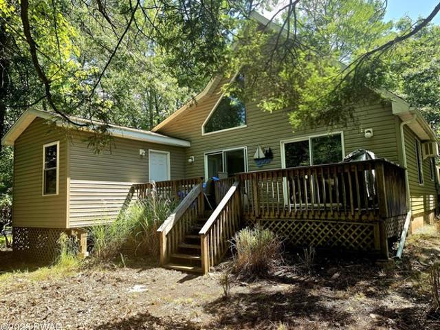 1035 Mohican Rd, Lake Ariel, PA 18436