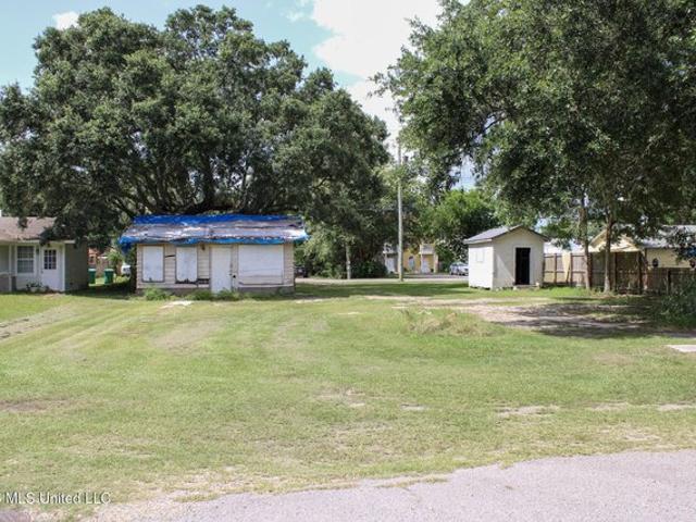 1035 Ocean View Dr, Gulfport, MS 39507
