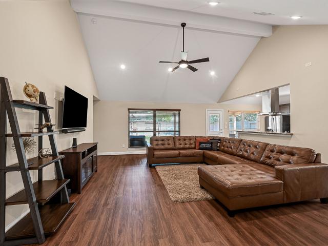 1035 E Hampton Drive