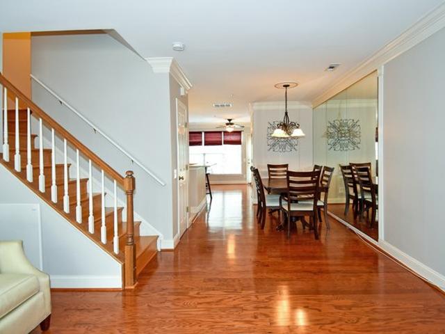 10361 Sager Ave, Fairfax, VA 22030