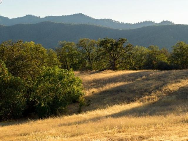 10364 Blackwell Rd, Central Point, OR 97502