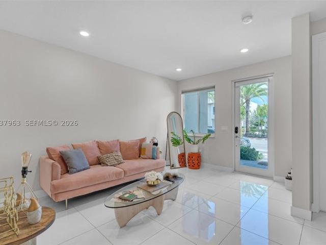 10365 NW 66th St, Doral, FL 33178