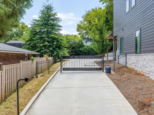 1036 E 4th Street