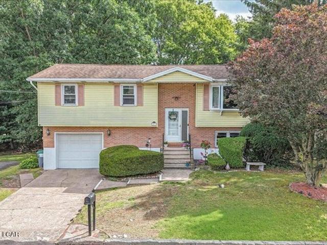 1037 Meade Ct, Hazle Township, PA 18202