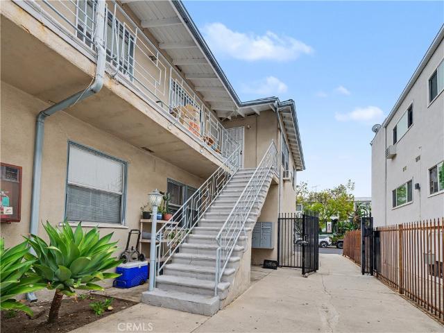 1037 N Curson 7