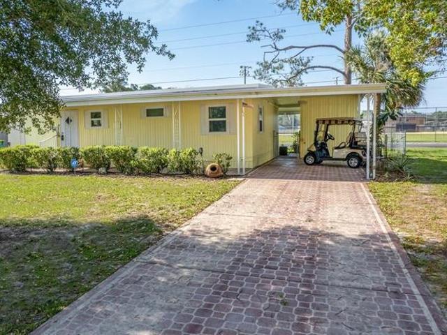 1037 Capella Dr, Tavares, FL 32778