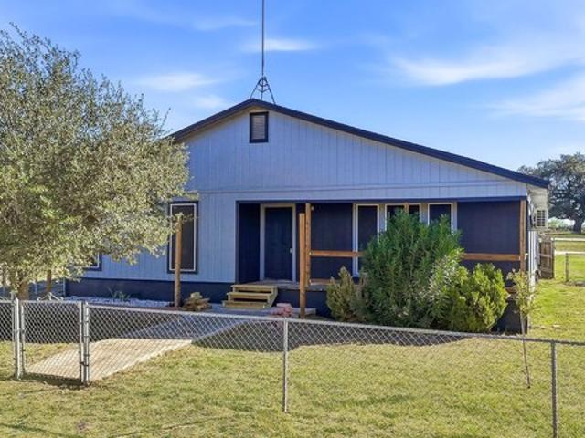 1037 County Road 7711, Devine, TX 78016