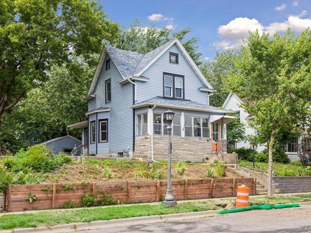1037 Kent St, Saint Paul, MN 55117