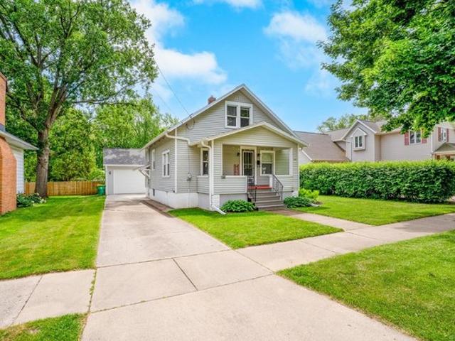 1037 S Roosevelt St, Green Bay, WI 54301